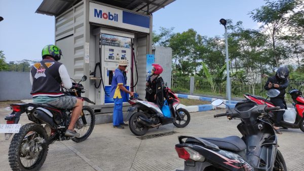 Isu Pengoplosan Pertamax, Penjualan BBM di SPBU Mini ExxonMobil Pacitan ...